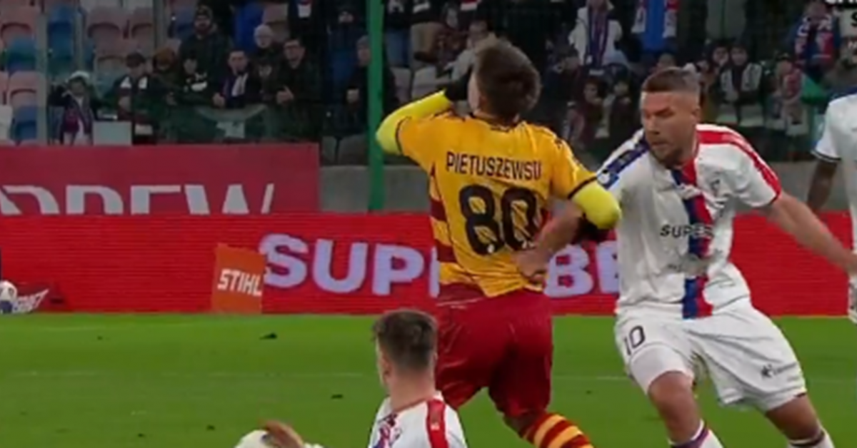 Lukas Podolski WJEŻDŻA w 17-letniego Oskara Pietuszewskiego i... BEZ ...